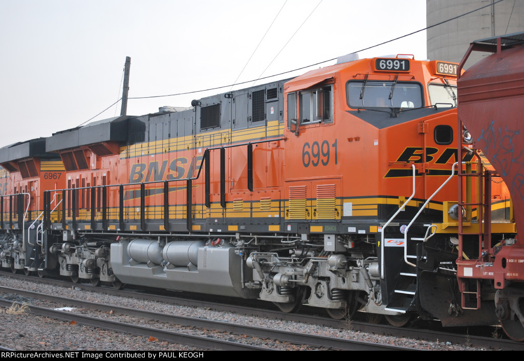 BNSF 6991 and BNSF 6967 in the Daylight on a Foggy Morning in Mendota.
